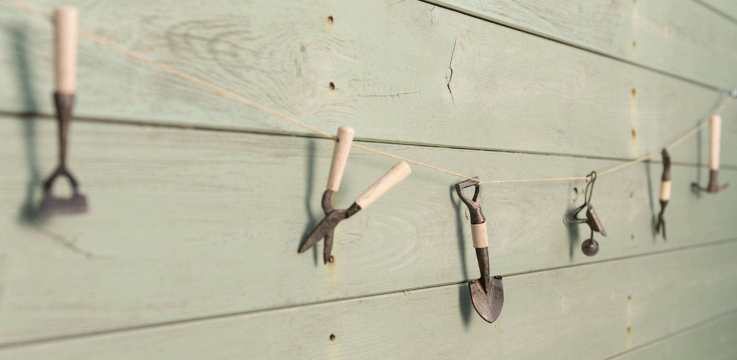 Decorative Handmade Garden Tool Garland – Rust - Jardinopia Ltd